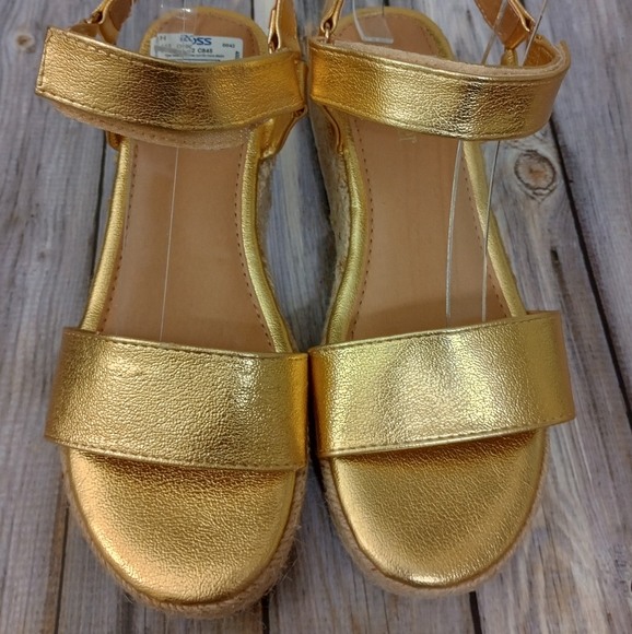 Olivia Miller | Shoes | Olivia Miller Womans Size 8 Gold Metallic ...